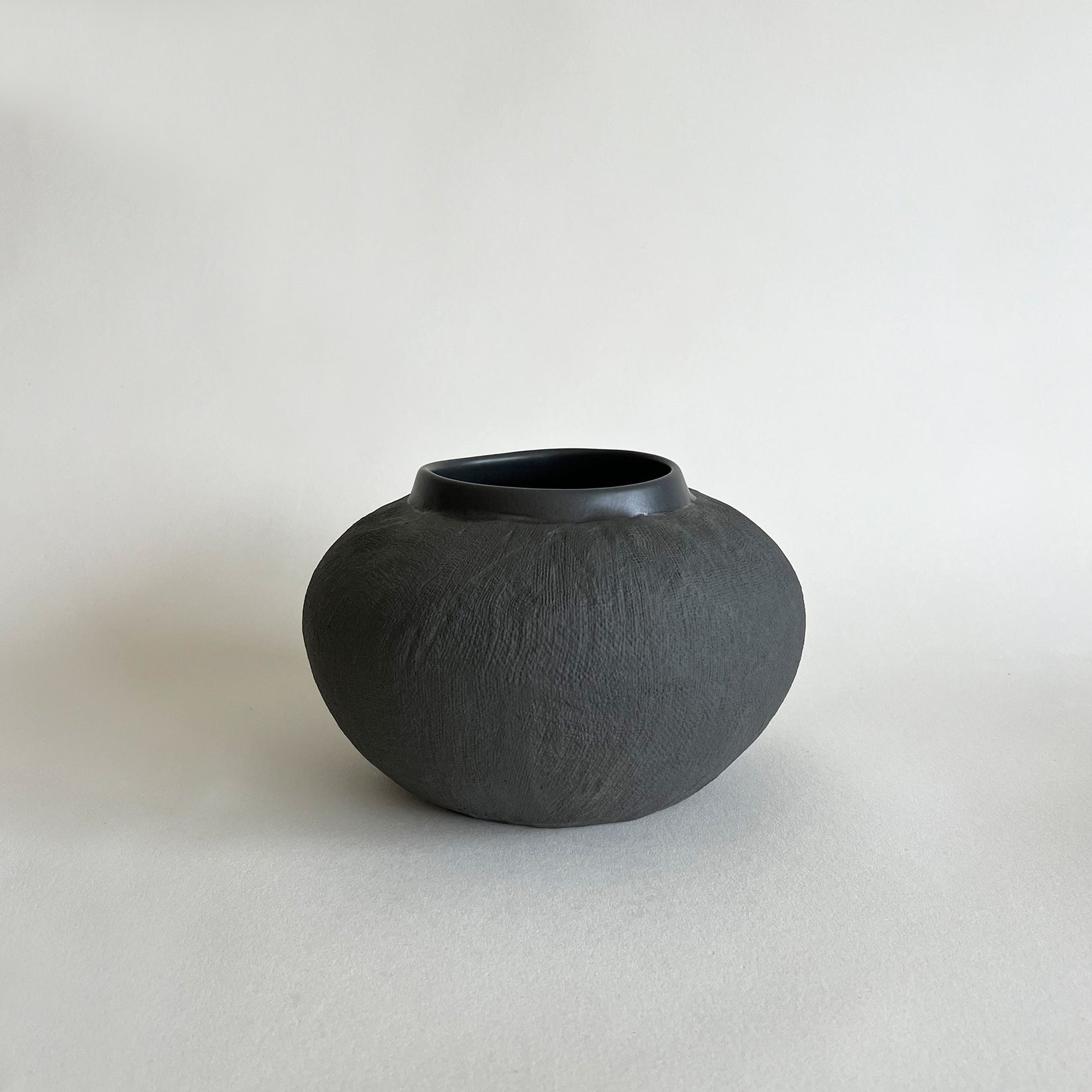 Medium Handcrafted Ceramic Textured Vase, Black – KOTI®